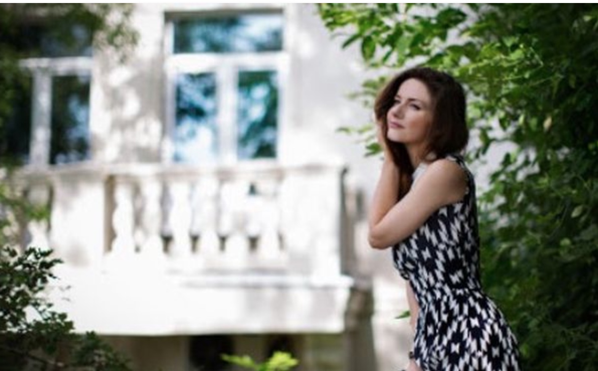 Олена вийшла заміж за Івана вже маючи сина. Він був дуже добрим чоловіком, жінці усі заздрили ...